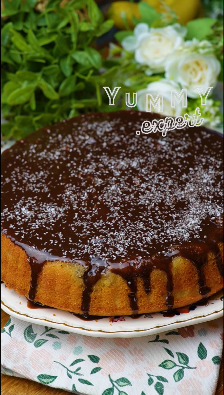 Fluffy Banana Cake with Chocolate Sauce | Tort pufos cu banane și sos ...