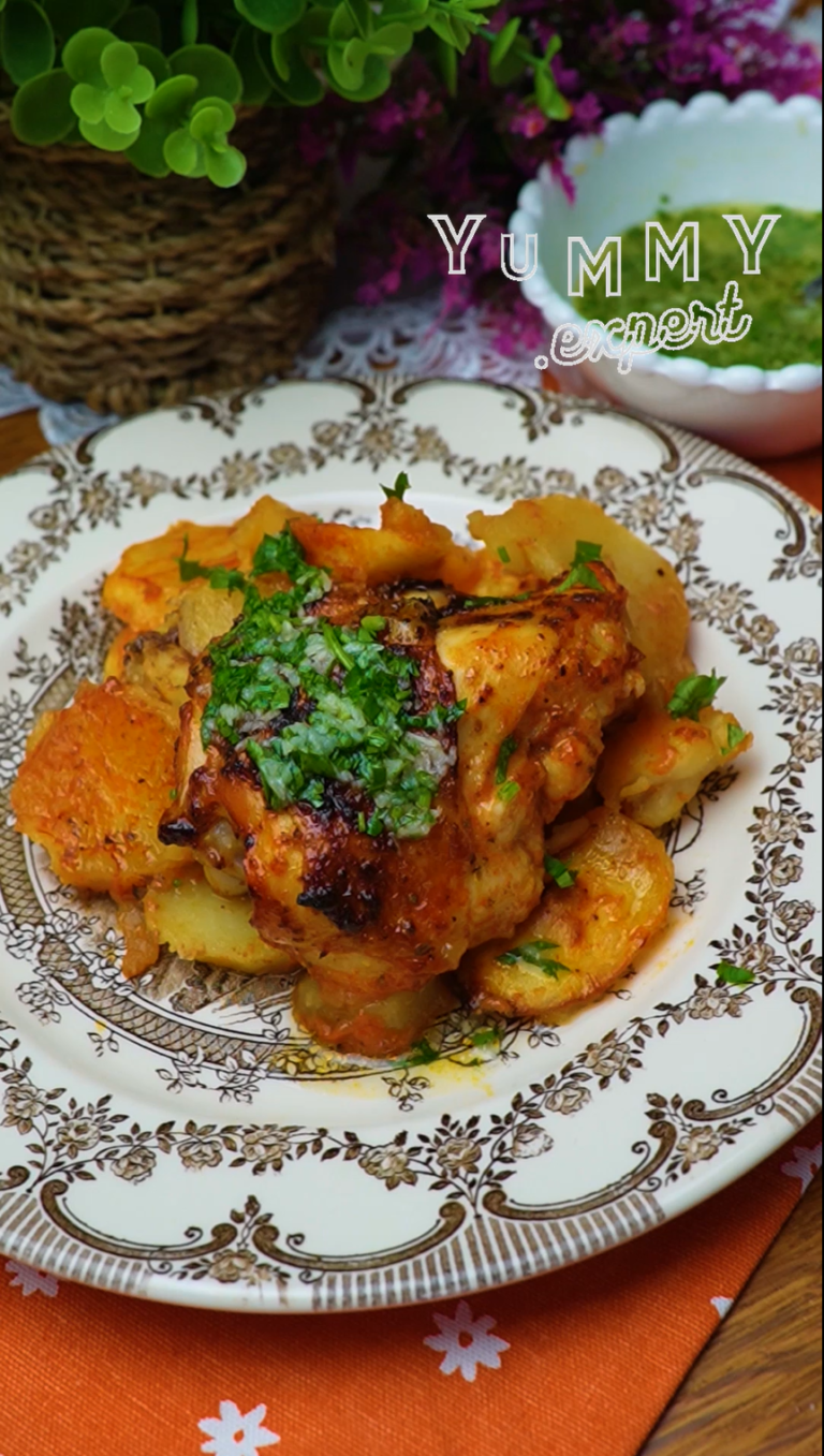 Juicy Chicken and Potato Tray Bake with Garlic Butter Sauce | Tavă ...