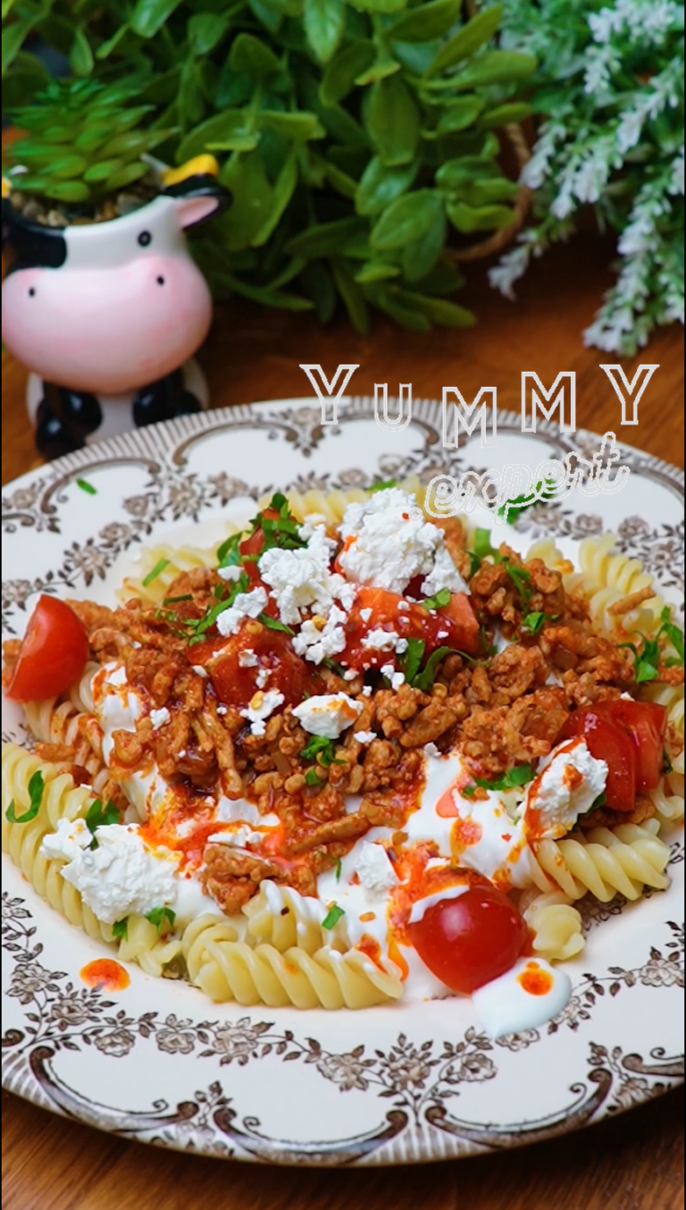 Turkish Pastries with Minced Meat and Garlic Yogurt Sauce | Produse de ...